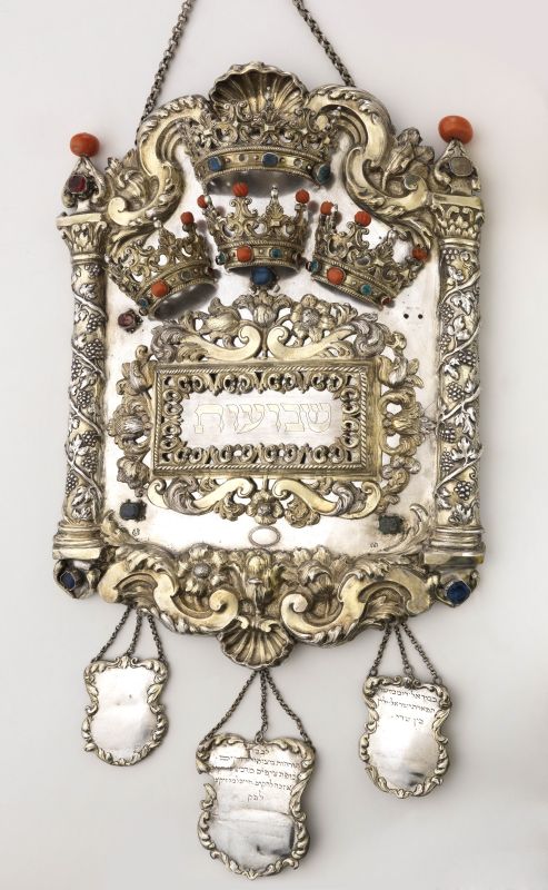 Torah shield decorated with four crowns | The Israel Museum, Jerusalem