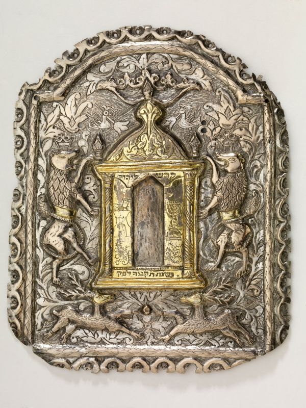 Torah shield decorated with Torah Ark | The Israel Museum, Jerusalem