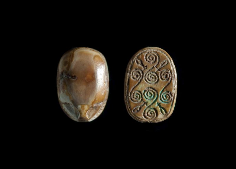 Scarab depicting spirals with four "nefer" signs | The Israel Museum ...