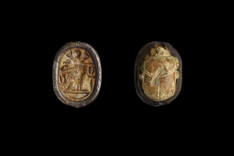 Scarab depicting the solar bark with the inscription "the living Horus ...